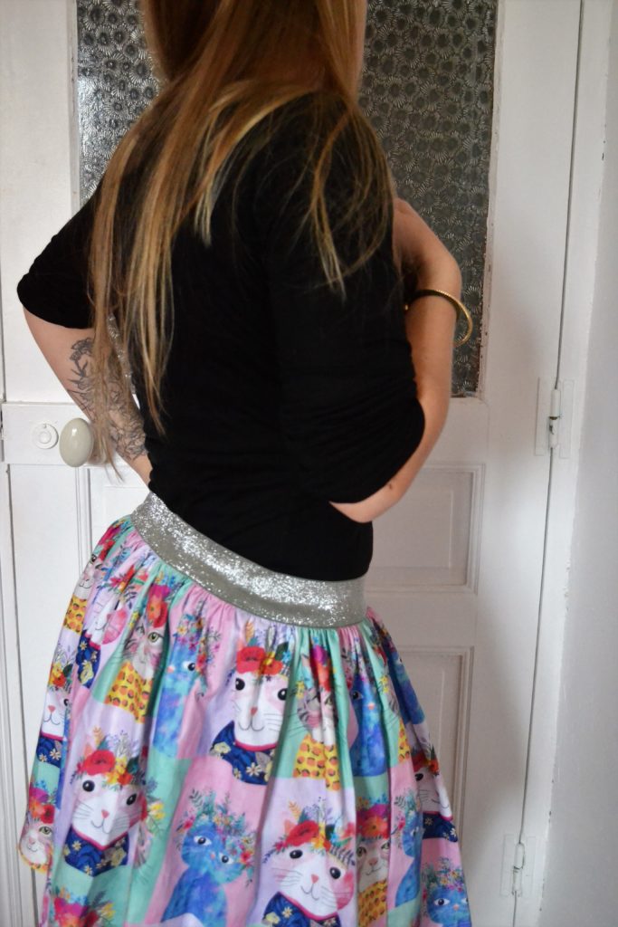 Chats, lunettes & fleurs : la jupe de l'amour - La Chouette Embobinee